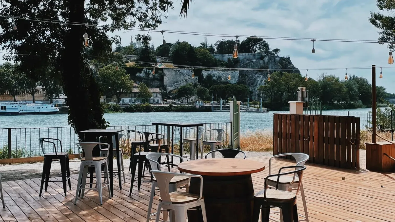 Où manger au bord de l’eau ? - Grand Avignon Tourisme